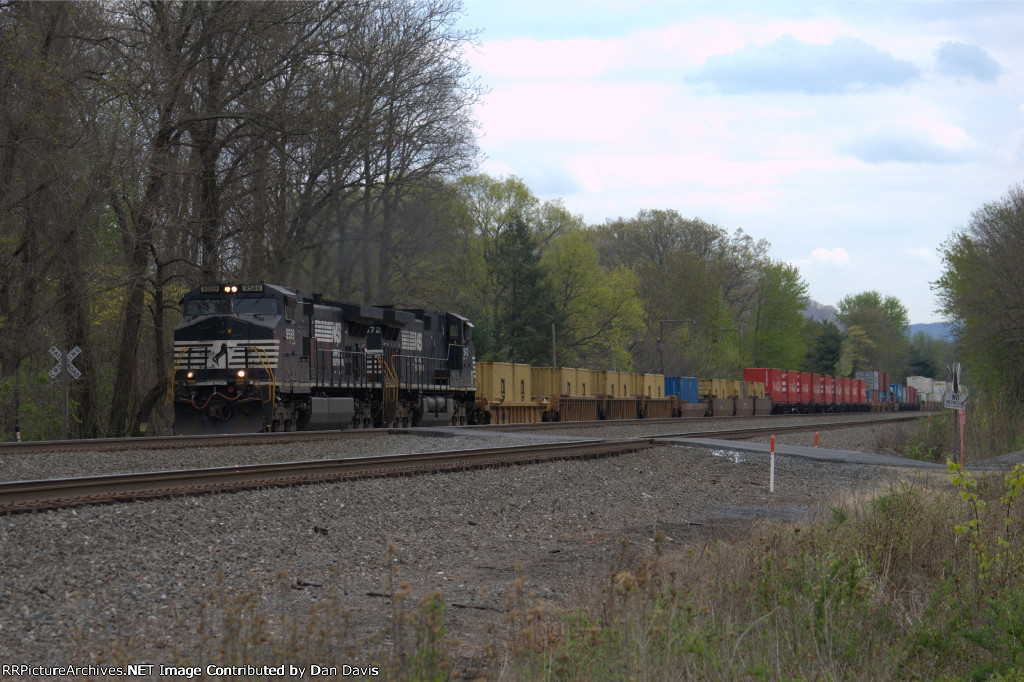 NS D9-44CW 9599 leads 23Z
